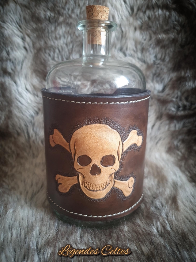 Bouteilles de Rhum personnalisés en cuir à tannage végétal - Legendes ...